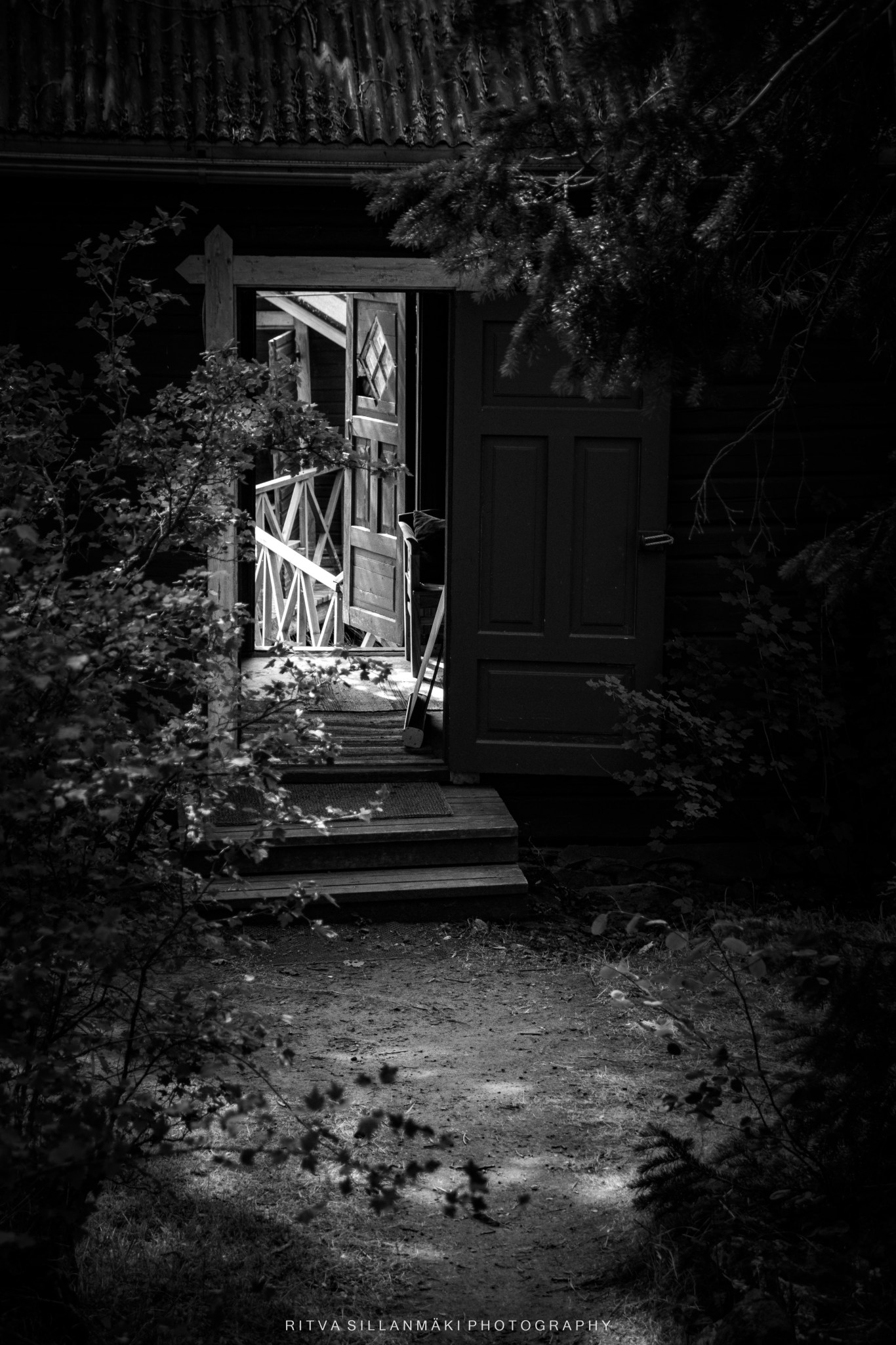 Rustic Doorway – Ritva Sillanmäki Photography